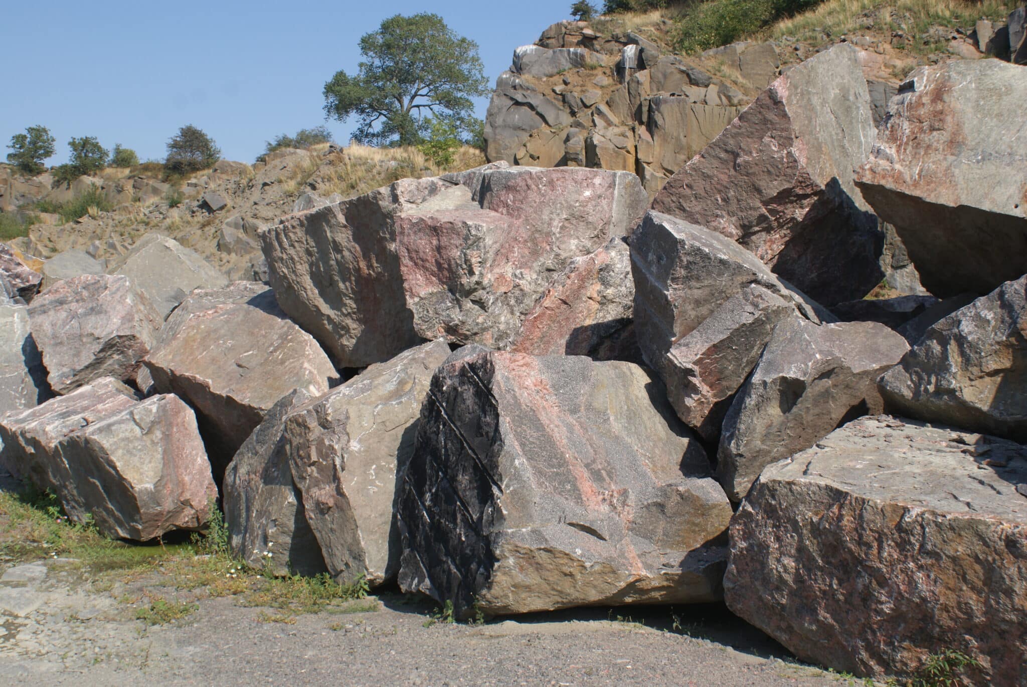 Granitsøjler, granit vandsten og granitkantsten i højeste kvalitet